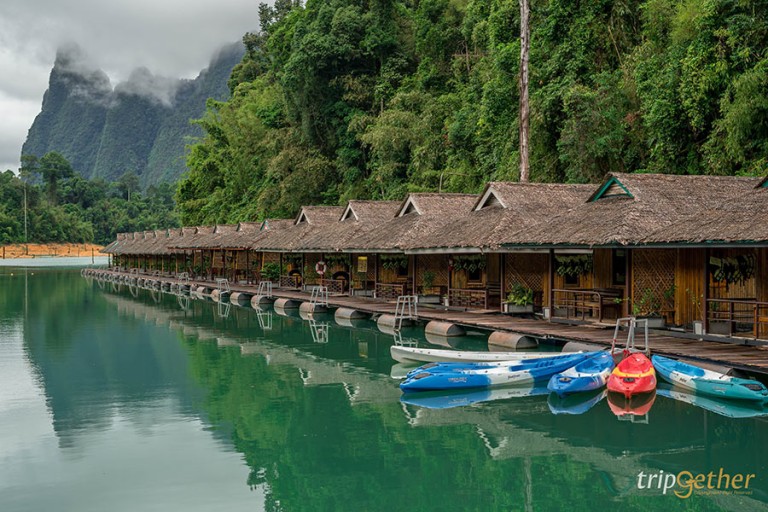 7 ที่พักเขื่อนเชี่ยวหลาน แพกลางน้ำ นอนชิลล์กับวิวธรรมชาติ